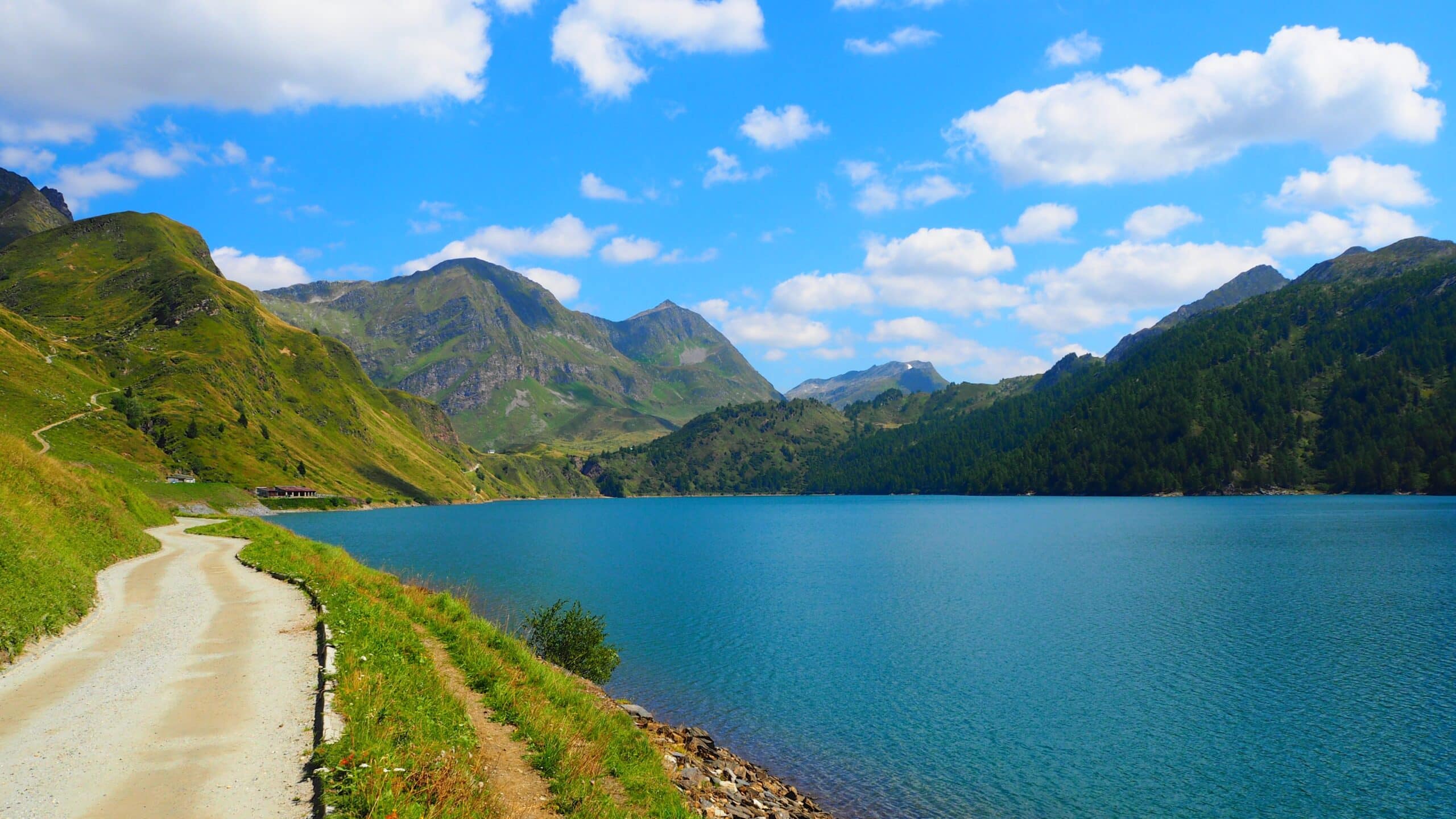 Private jet rental in Ambri - AEROAFFAIRES